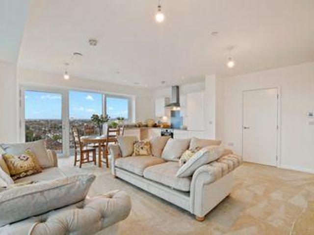 2 Bedrooms Flat for sale in Valentines House, Ilford IG1