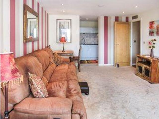 2 Bedrooms Flat for sale in Victoria Wharf, Cardiff Bay CF11