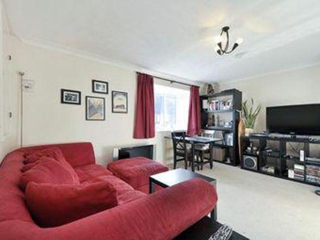 2 Bedrooms Flat for sale in Victory Way, London SE16