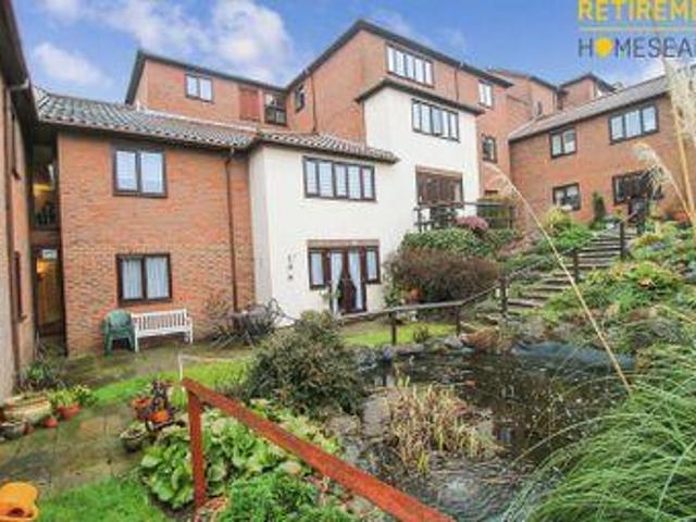 2 Bedrooms Flat for sale in Village Heights, Woodford Green IG8