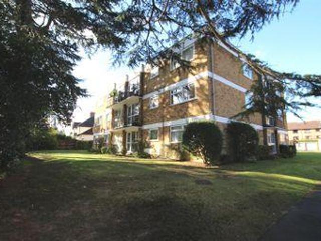 2 Bedrooms Flat for sale in Village Road, Enfield EN1