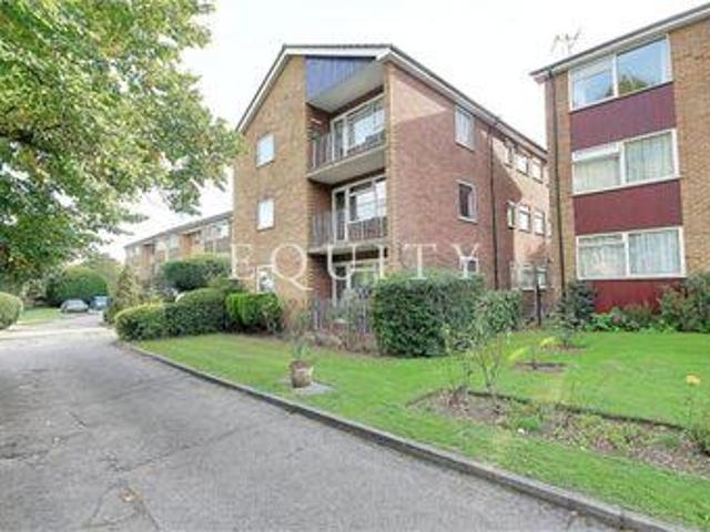 2 Bedrooms Flat for sale in Village Road, Enfield EN1