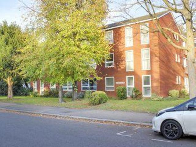 2 Bedrooms Flat for sale in Village Road, Enfield EN1