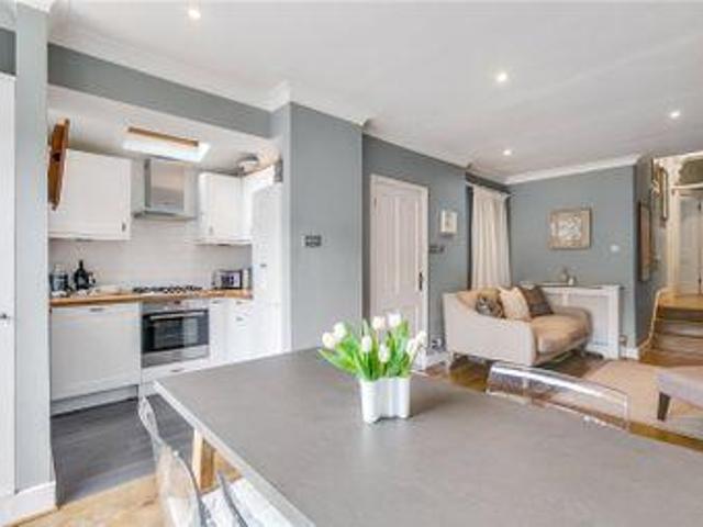 2 Bedrooms Flat for sale in ville Road, London SW11