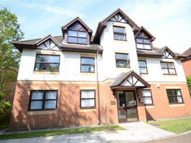 2 Bedrooms Flat for sale in Yorktown Road, Sandhurst, Berkshire GU47