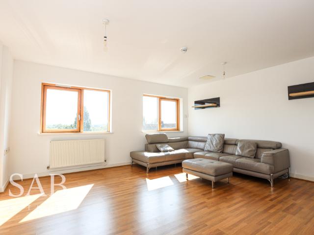 2 Bedrooms Flat to Let