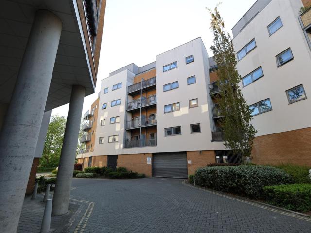 2 Bedrooms Flat To Let
