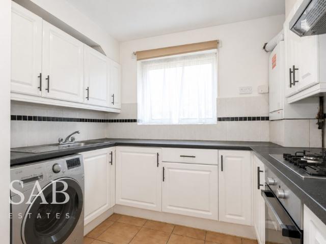 2 Bedrooms Flat to Let