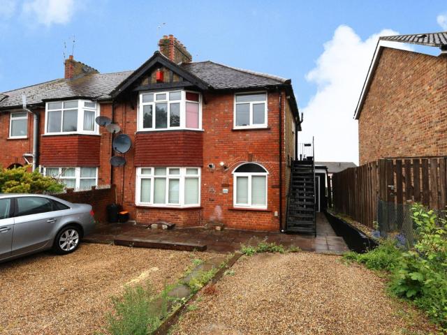 2 Bedrooms Flat To Let