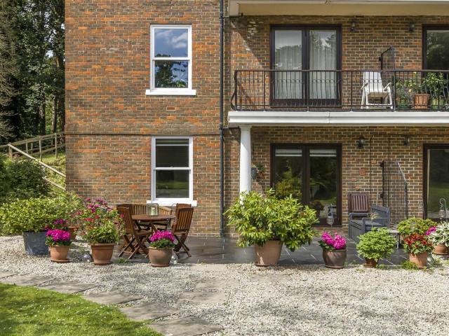 2 Bedrooms Flat To Let