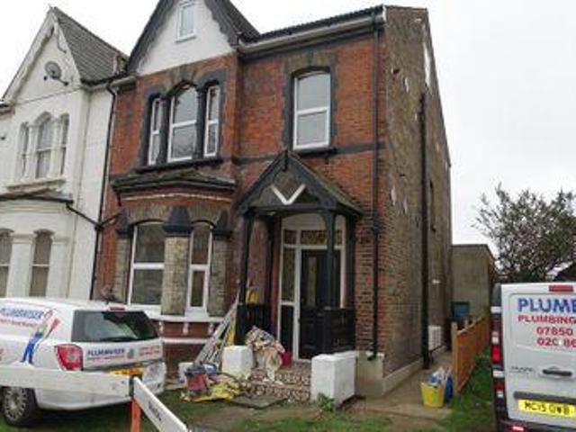 2 Bedrooms for rent in The Crescent, Croydon CR0