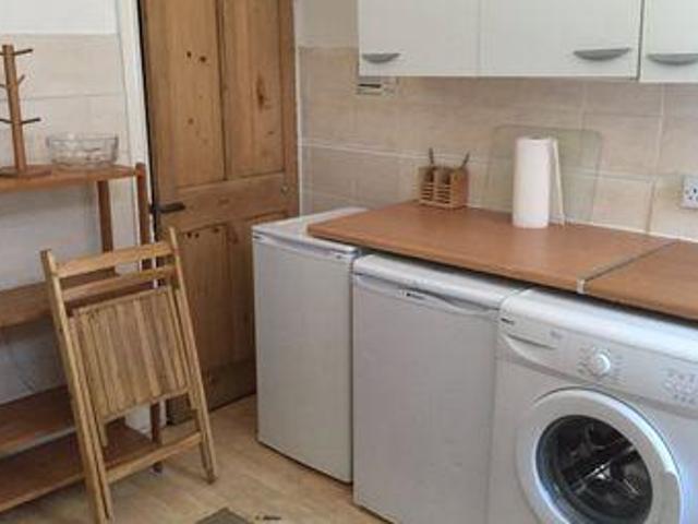 2 Bedrooms for rent in 7 Thornville Terrace, Hyde Park, Leeds 1Jt, Hyde Park, UK LS6
