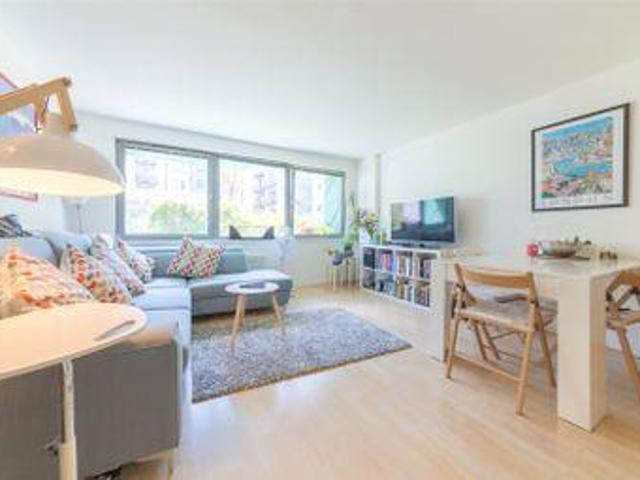 2 Bedrooms for sale in Arizona Building, Deals Gateway, London SE13