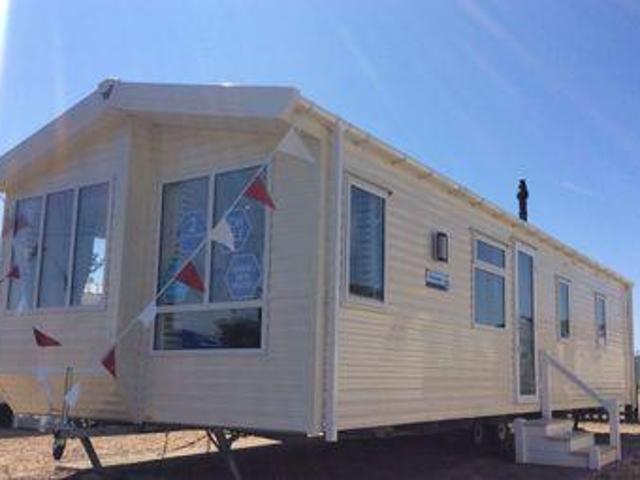 2 Bedrooms for sale in Clacton On Sea CO15