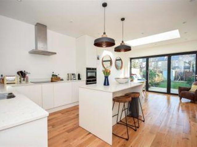 2 Bedrooms for sale in Dorien Road, London SW20