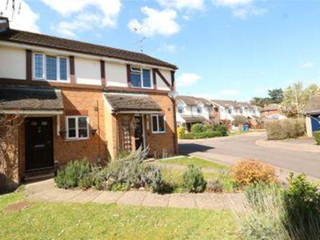 2 Bedrooms for sale in Ferndown Gardens, Farnborough, Hampshire GU14