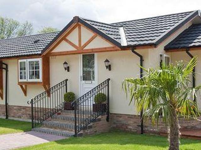 2 Bedrooms for sale in Primrose Hill Park Homes, Primrose Hill, Somerton, Somerset TA11