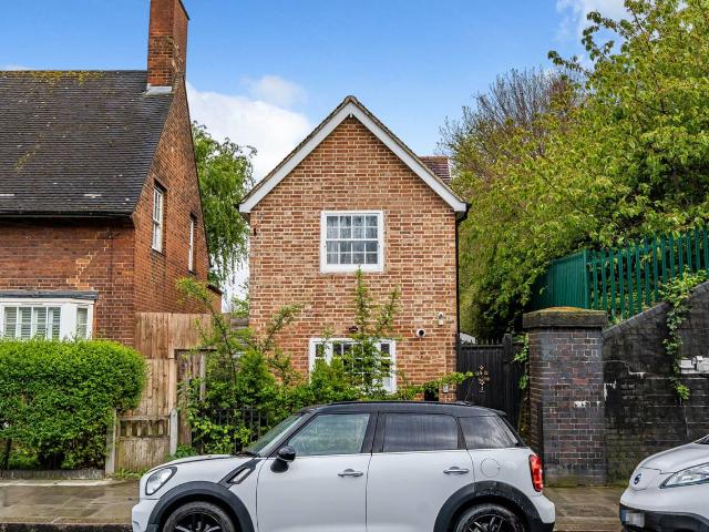 2 Bedrooms House detached for Rent in East Acton | Foxtons