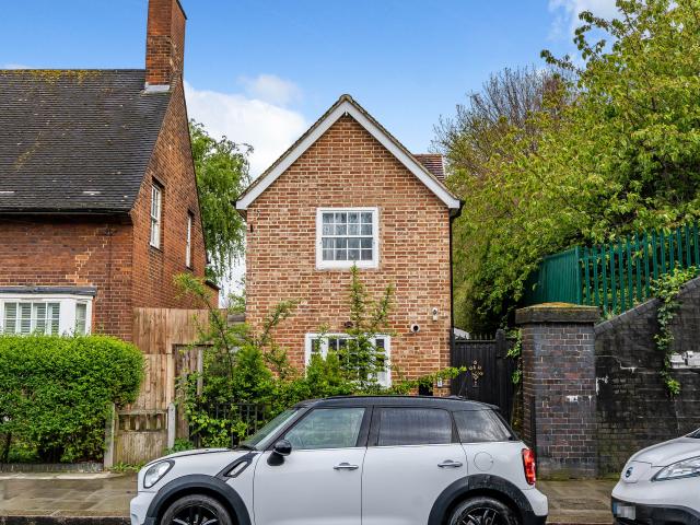 2 Bedrooms House detached for Rent in East Acton | Foxtons