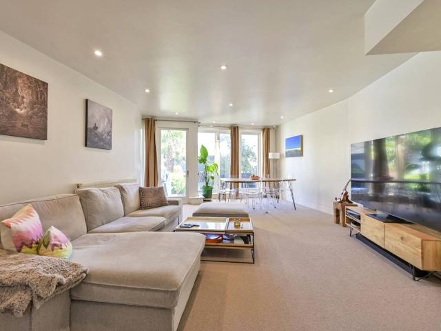 2 Bedrooms House end of terrace for Rent in Southfields Road | Foxtons