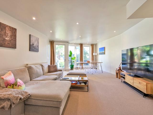 2 Bedrooms House end of terrace for Rent in Southfields Road | Foxtons