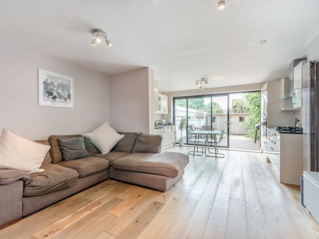 2 Bedrooms House for Rent in Merton Road | Foxtons