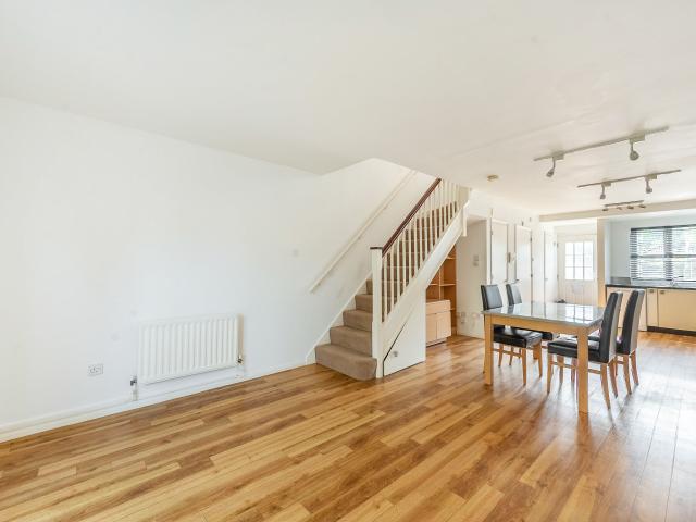 2 Bedrooms House terraced for Rent in Brockleyside | Foxtons