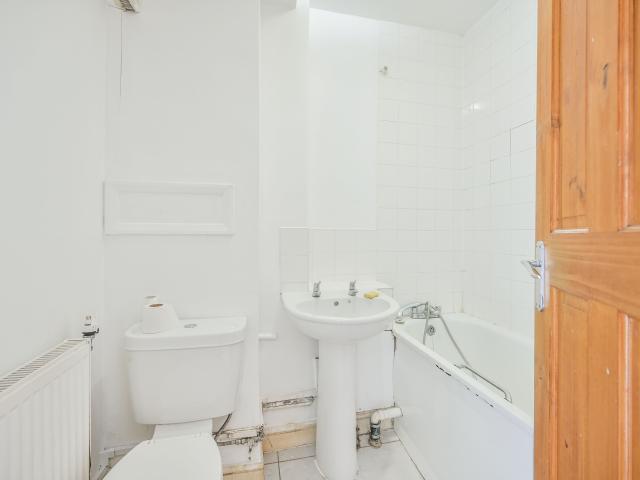 2 Bedrooms House terraced for Rent in Chesthunte Road, N17 | Foxtons