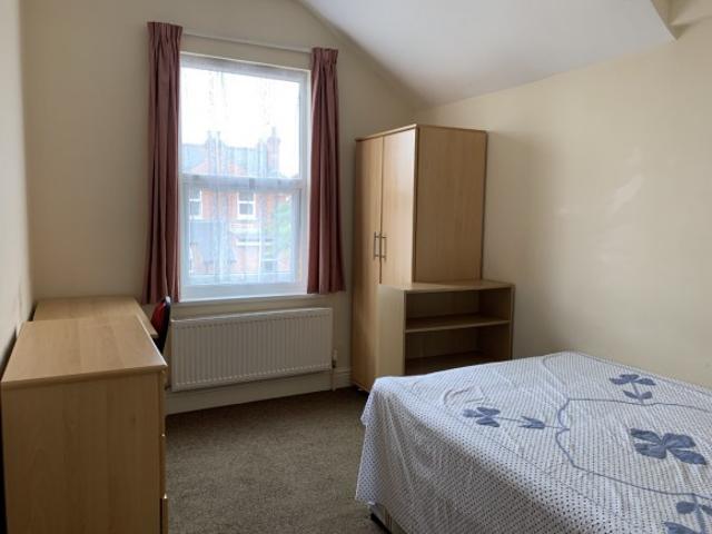 2 Bedrooms in a HMO House Viewing Highly Recommended Pads for Students