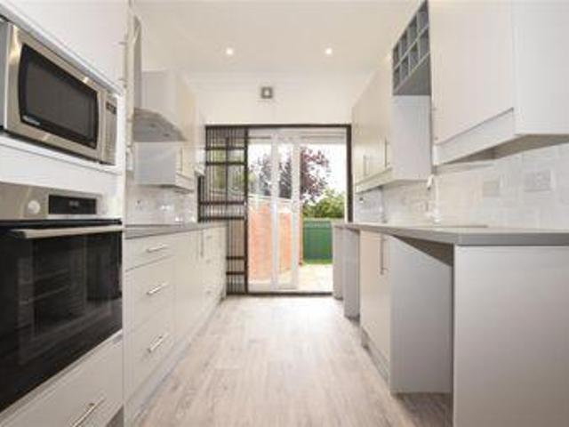 2 Bedrooms Semi detached bungalow for rent in Kinloch Drive, Kingsbury, London NW9