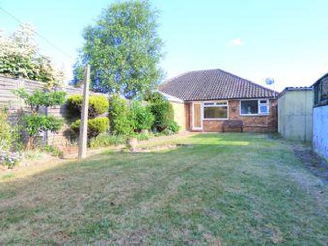 2 Bedrooms Semi detached bungalow for rent in Walpole Road, Slough SL1