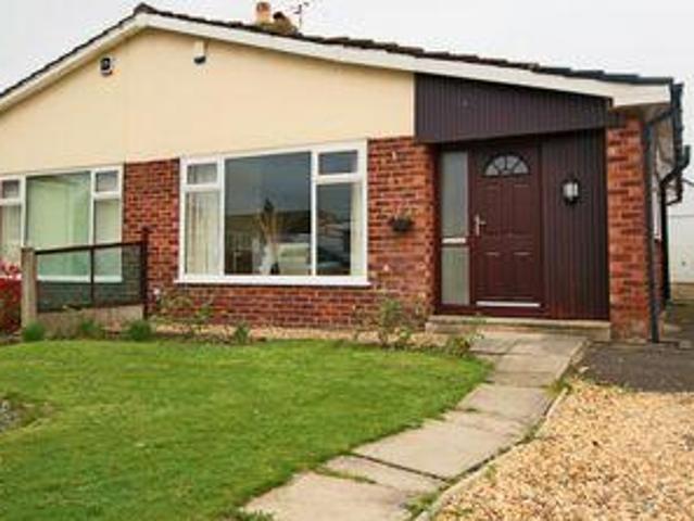 2 Bedrooms Semi detached bungalow for sale in Barn Hey, Longton, Preston PR4