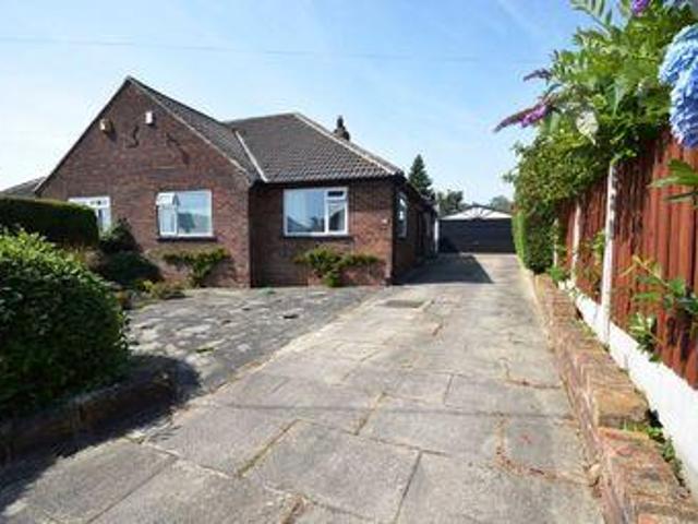 2 Bedrooms Semi detached bungalow for sale in Brownberrie Crescent, Horsforth, Leeds LS18