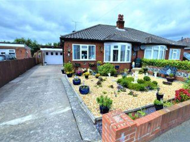 2 Bedrooms Semi detached bungalow for sale in Buckingham Road, Garden Village, Wrexham LL11