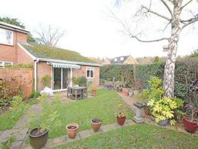 2 Bedrooms Semi detached bungalow for sale in Fields End, New Road, Penn HP10