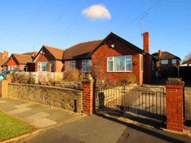 2 Bedrooms Semi detached bungalow for sale in Kelmscott Gardens, Leeds LS15