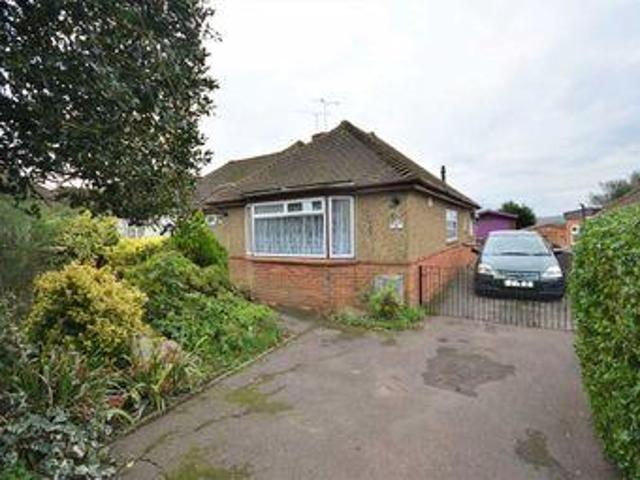 2 Bedrooms Semi detached bungalow for sale in Hazell Road, Farnham GU9