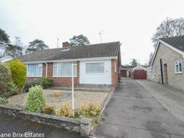 2 Bedrooms Semi detached bungalow for sale in Osborne Drive, Fleet GU52