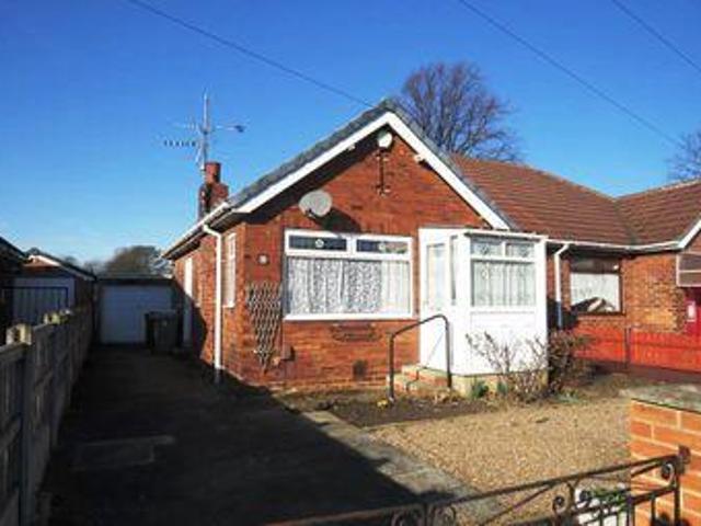 2 Bedrooms Semi detached bungalow for sale in Pendas Walk, Leeds LS15