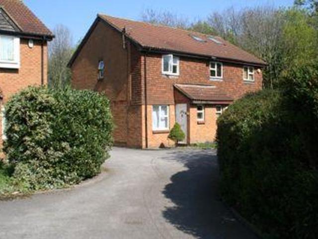 2 Bedrooms Semi detached house for rent in Abbottswood Way, Hayes UB3