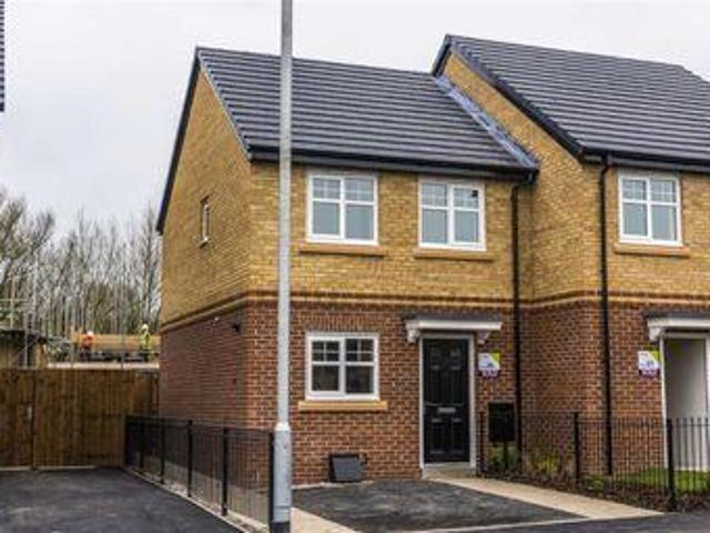 2 Bedrooms Semi detached house for rent in Gibfield Park Avenue, Atherton, Manchester M46