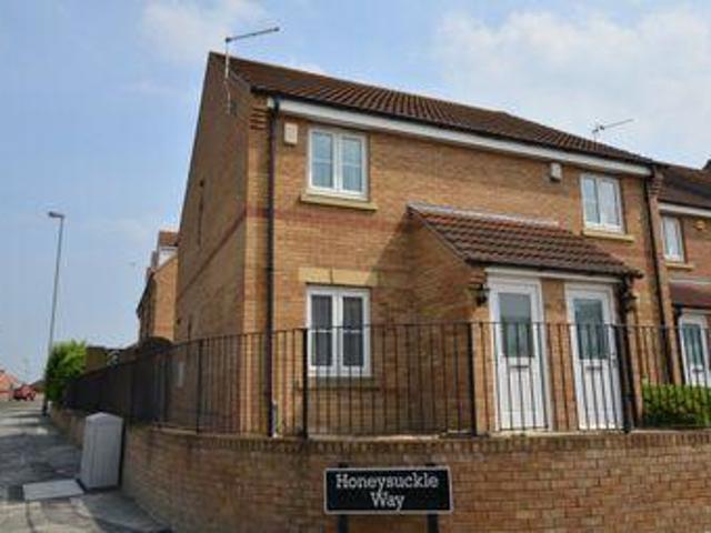 2 Bedrooms Semi detached house for rent in Honeysuckle Way, Castleford WF10