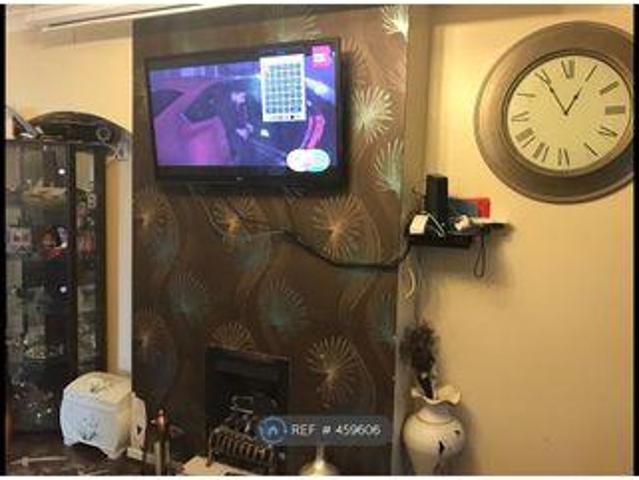 2 Bedrooms Semi detached house for rent in London, London IG11