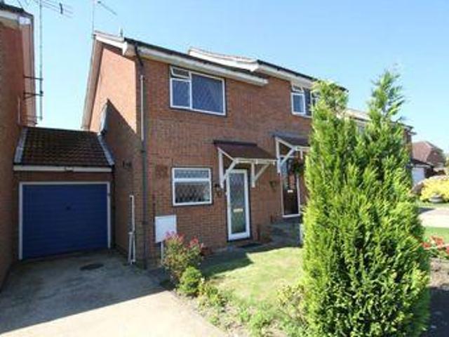2 Bedrooms Semi detached house for rent in Lisle Close, Gravesend, Kent DA12