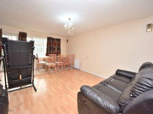 2 Bedrooms Semi detached house for rent in Perkins Road, Newbury Park IG2