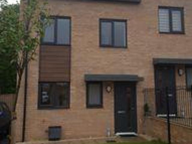 2 Bedrooms Semi detached house for rent in Roberts Road, Edlington, Doncaster DN12