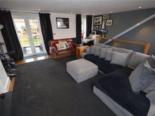 2 Bedrooms Semi detached house for sale in Banksfield Crescent, Yeadon, Leeds, West Yorkshire LS19