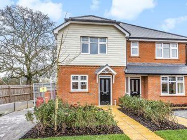 2 Bedrooms Semi detached house for sale in Monks Gate, Horsham RH13