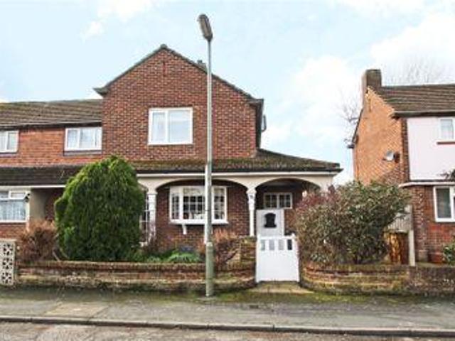 2 Bedrooms Semi detached house for sale in South Grove, Chertsey, Surrey KT16