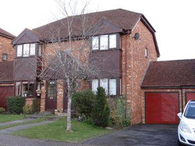 2 Bedrooms Semi detached house for sale in Saxon Close, Billingshurst, West Sussex RH14